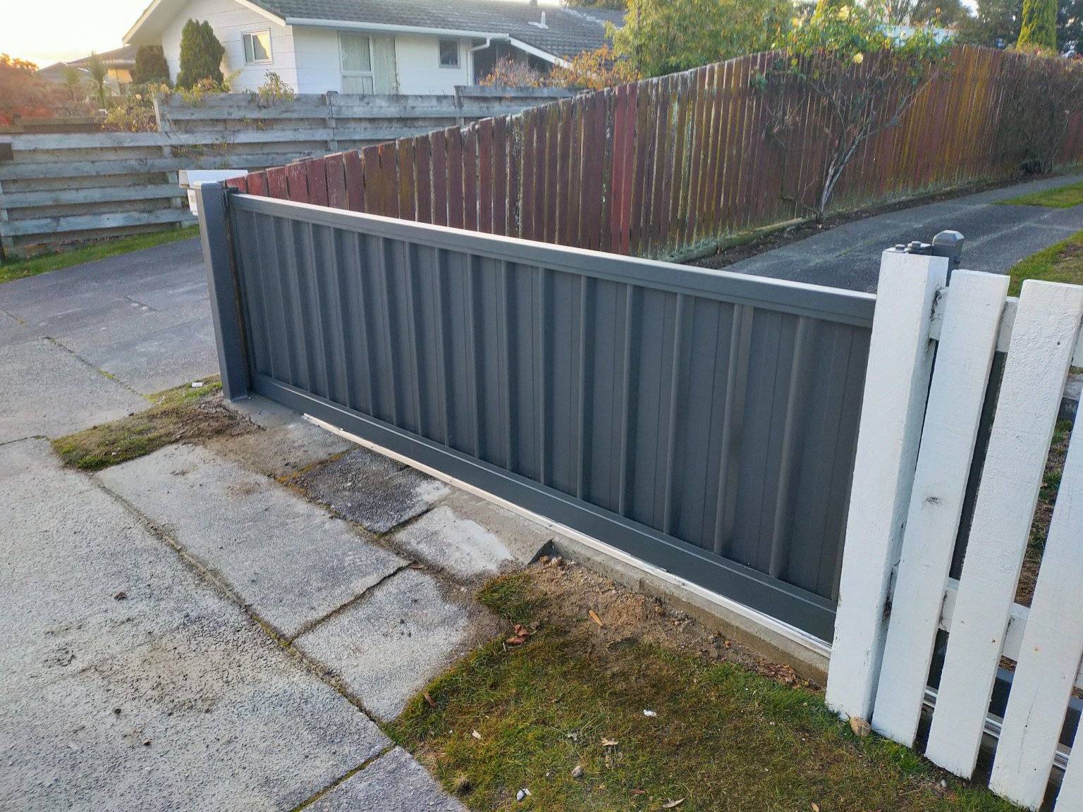 Colour Steel Sliding Gate Grey Friars – Strong Fencing
